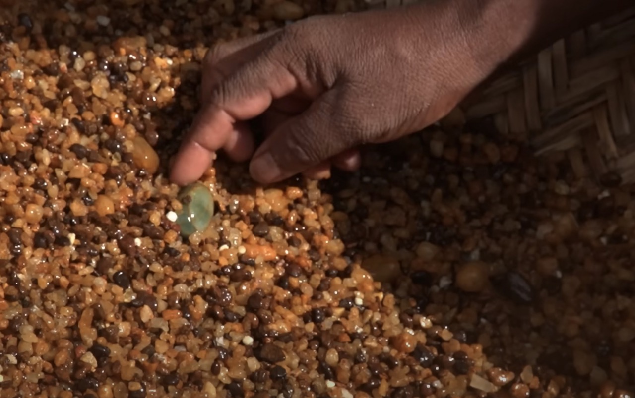 Unearthing Sri Lanka's Gems: Traditional Gemstone mining - manikgal
